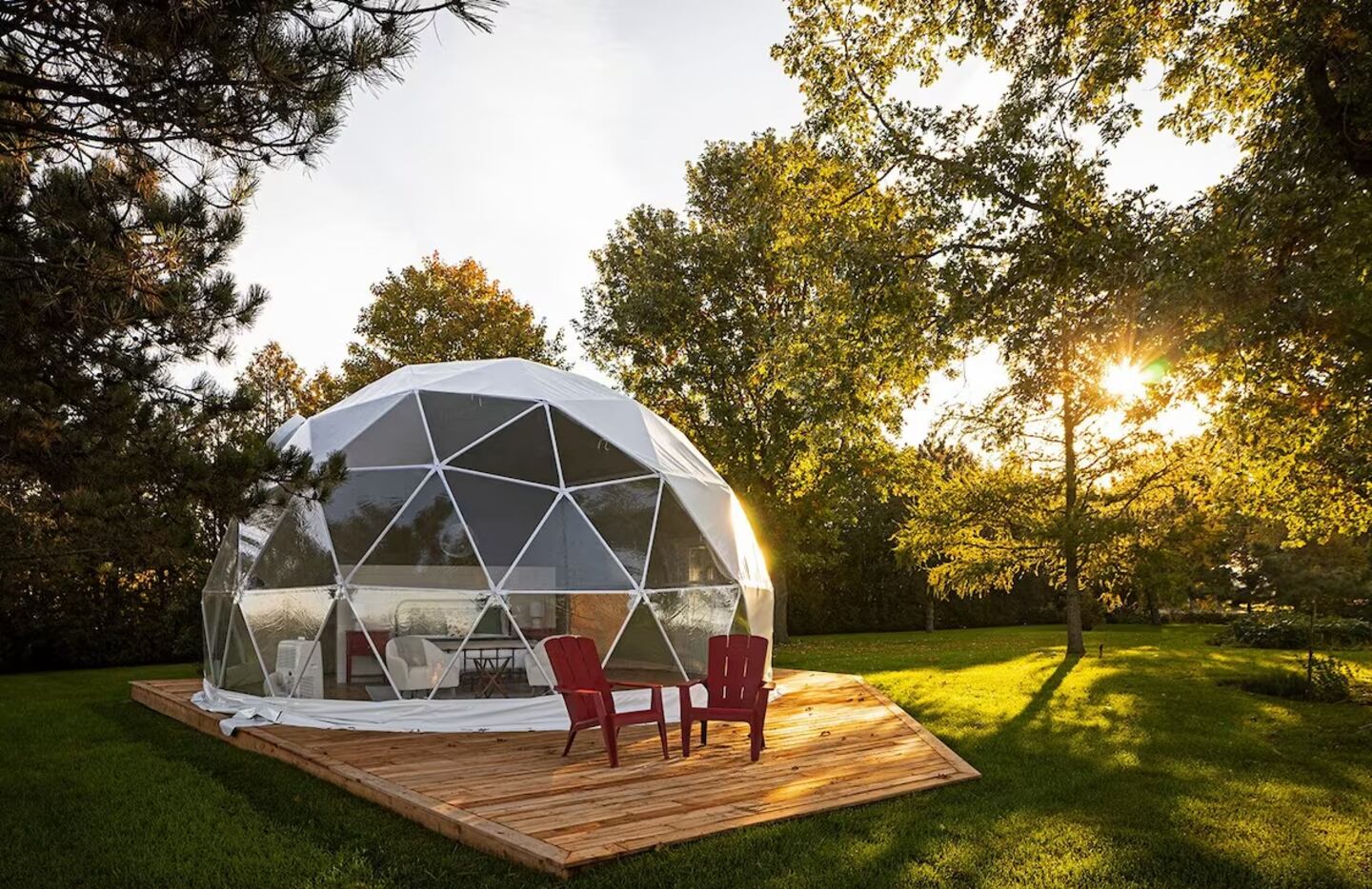 Cette maison comprend un dôme pour dormir à la belle étoile