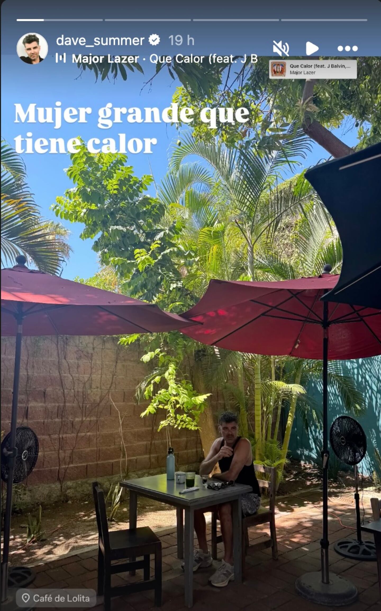 David Savard se prélasse flambant nu sur un toit au Mexique