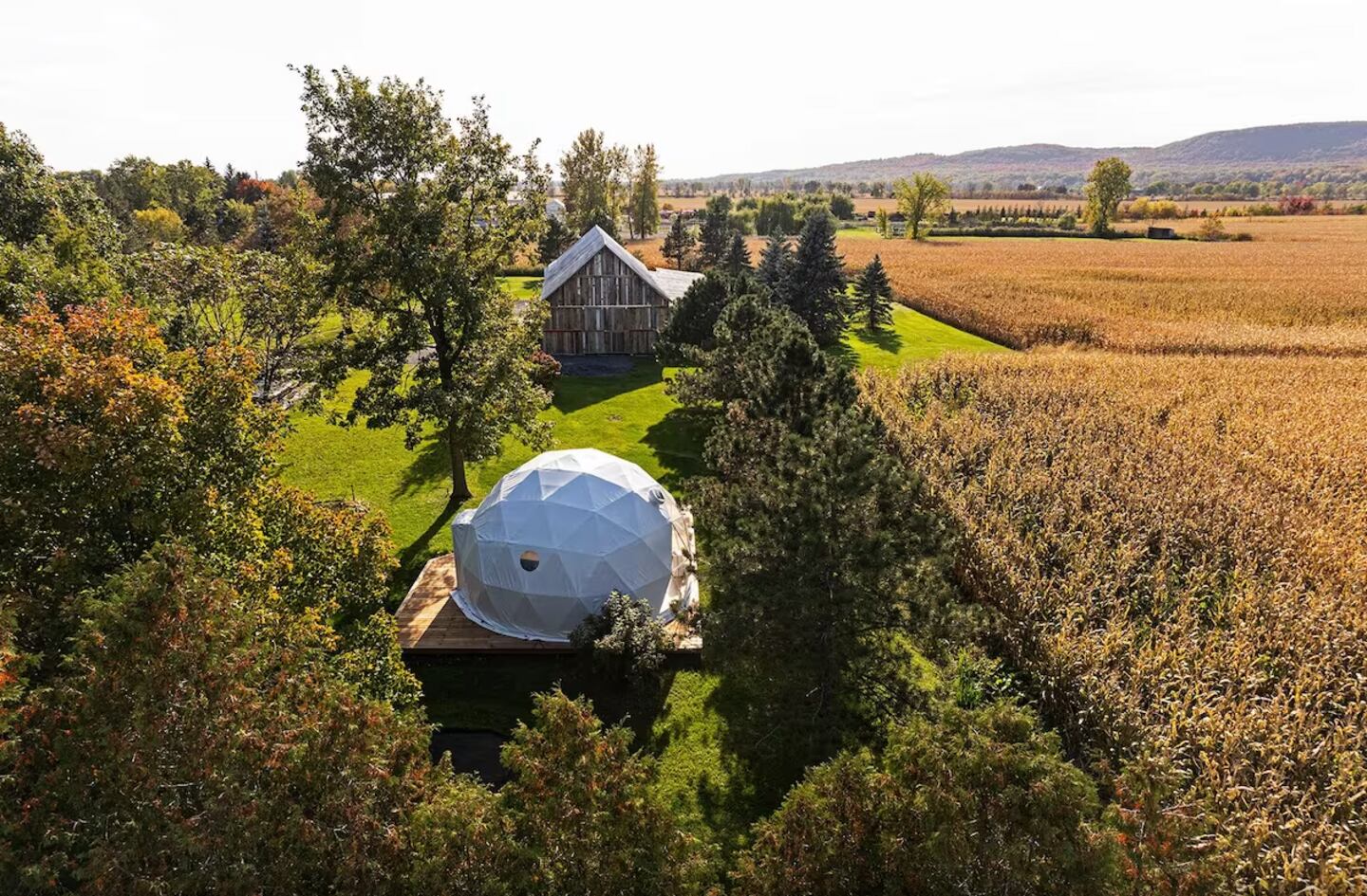 Cette maison comprend un dôme pour dormir à la belle étoile