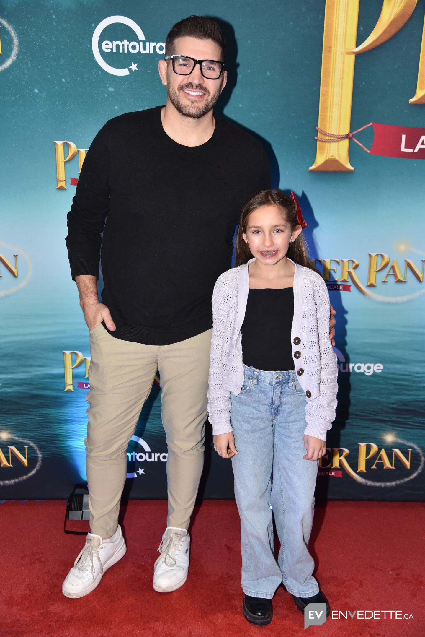 Patrick Côté sur le tapis rouge avec sa fille lors de la première de ...