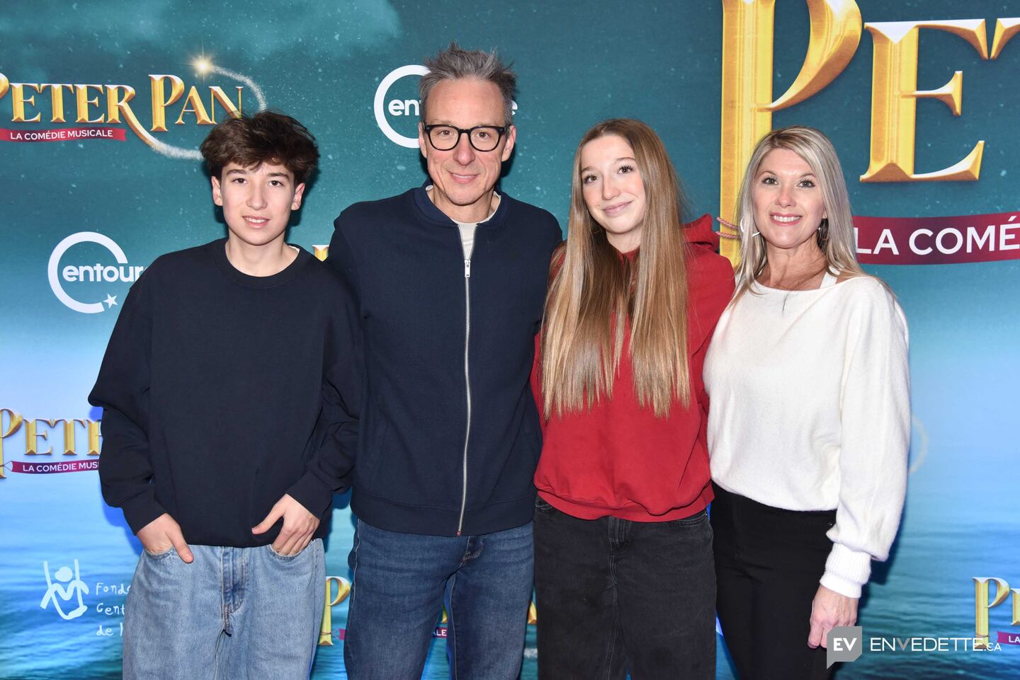 Pierre-François Legendre et son fils posent sur le tapis rouge, voyez ...
