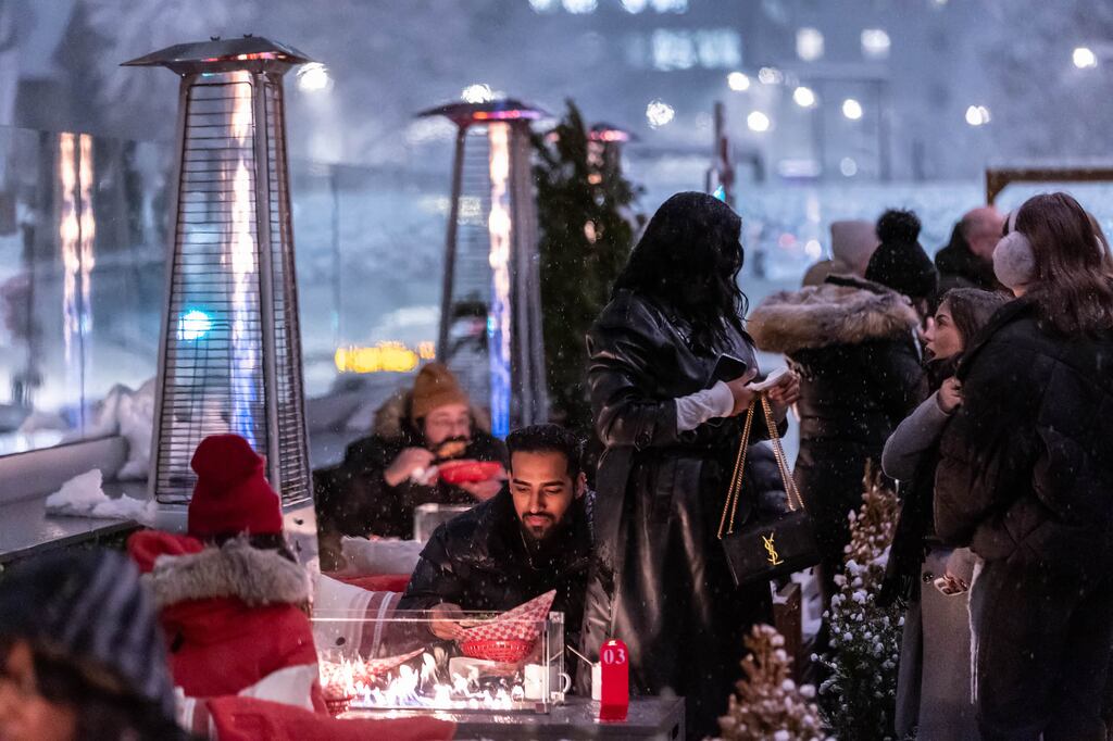 Cette terrasse hivernale de style après-ski revient au centre-ville