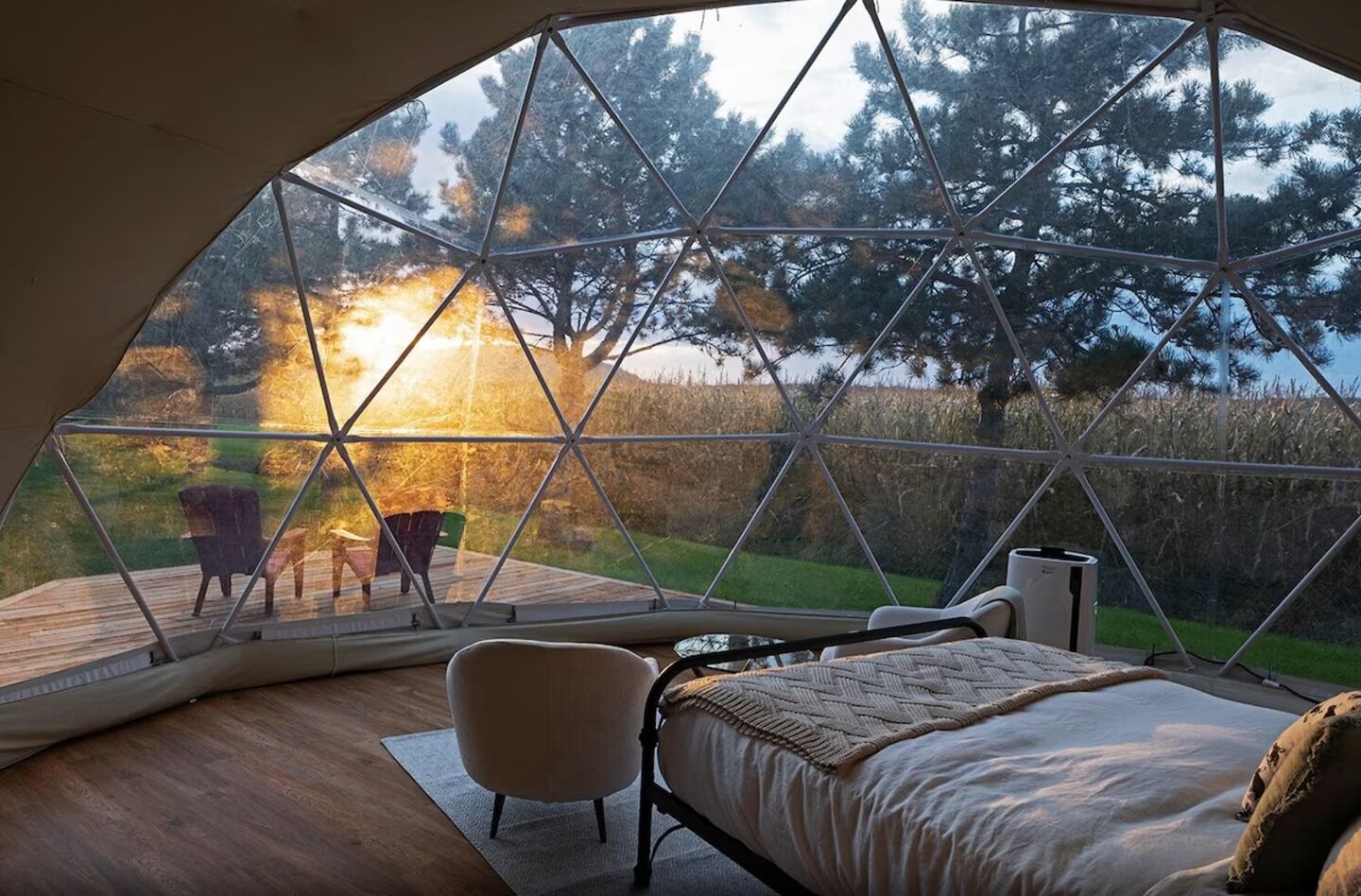 Cette maison comprend un dôme pour dormir à la belle étoile