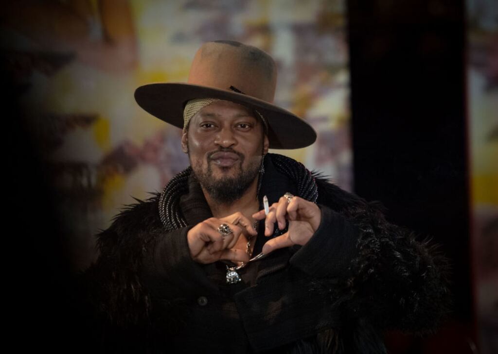 À 51 ans, le célèbre rappeur D'Angelo meurt du cancer