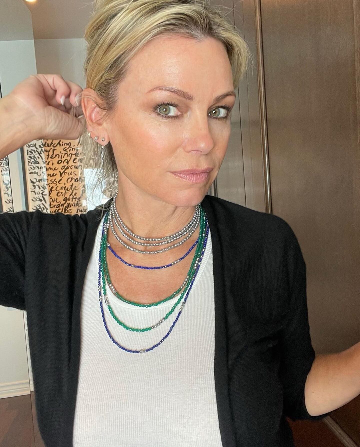 Caroline Néron présente sa nouvelle collection en tenue légère