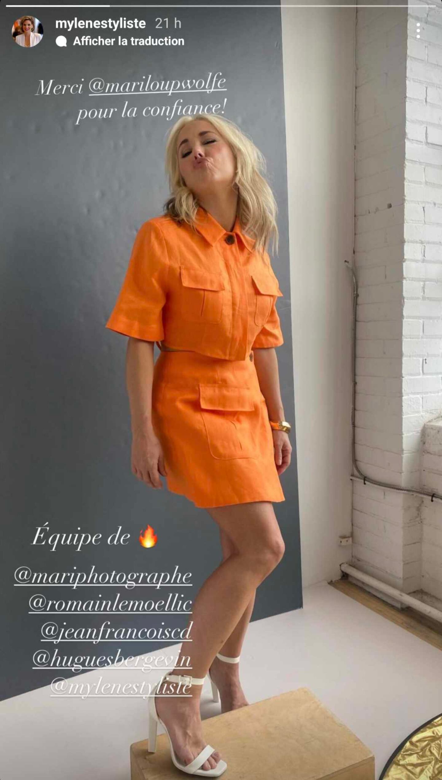 Mariloup Wolfe perce l'écran dans un ensemble orange exaltant