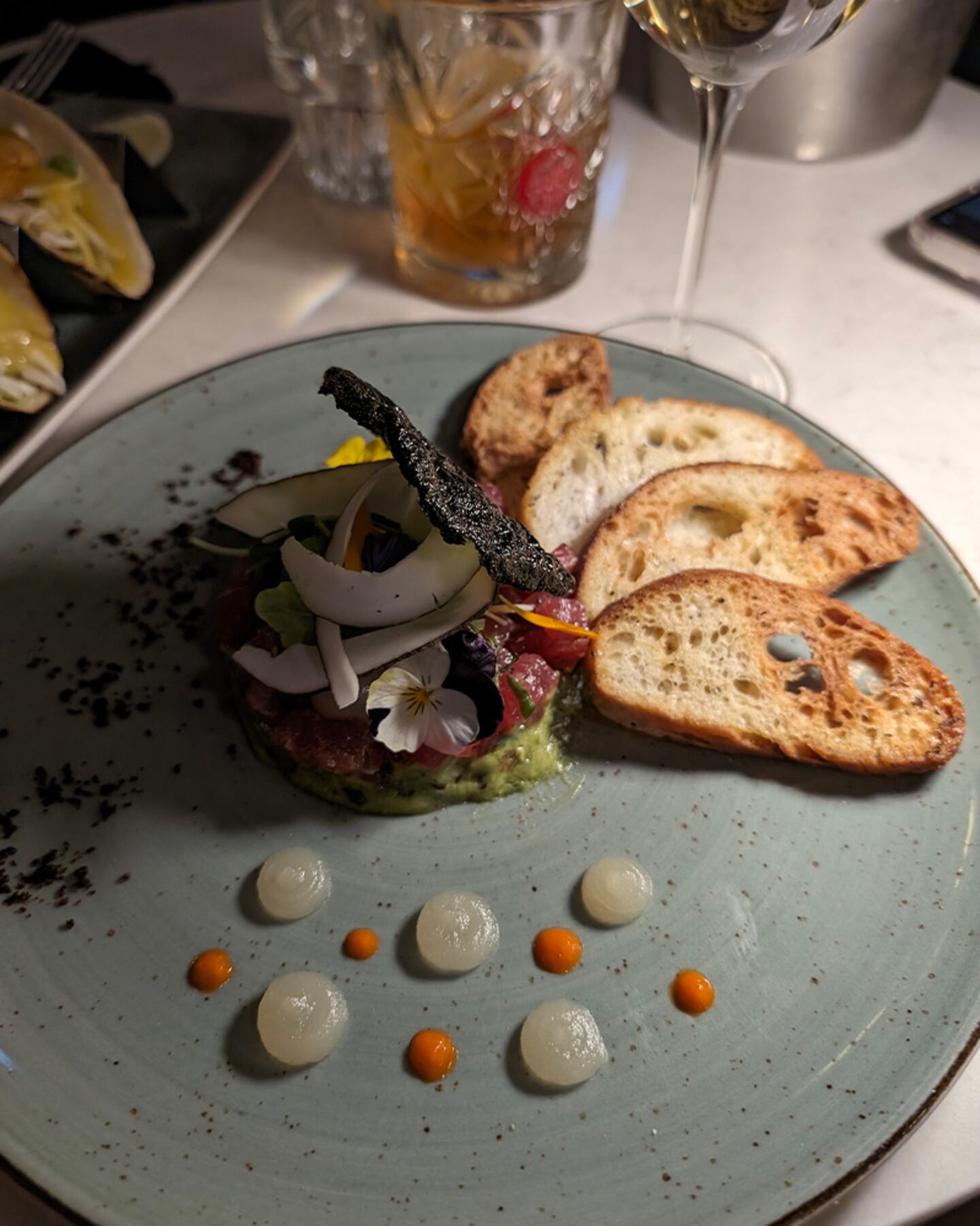 Ce resto-bar parfait pour les soirées de filles transporte à Malibu!