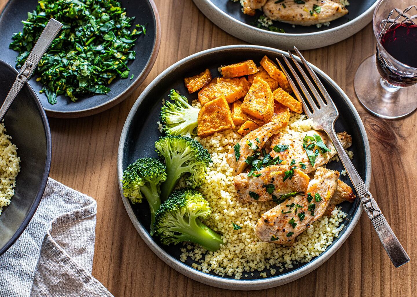 Bol de poulet cajun, patate douce, brocolis et gremolata