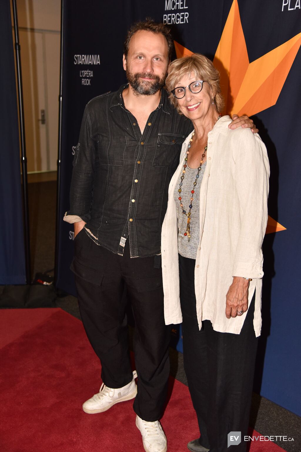 Émile Proulx-Cloutier pose avec sa mère célèbre sur le tapis rouge