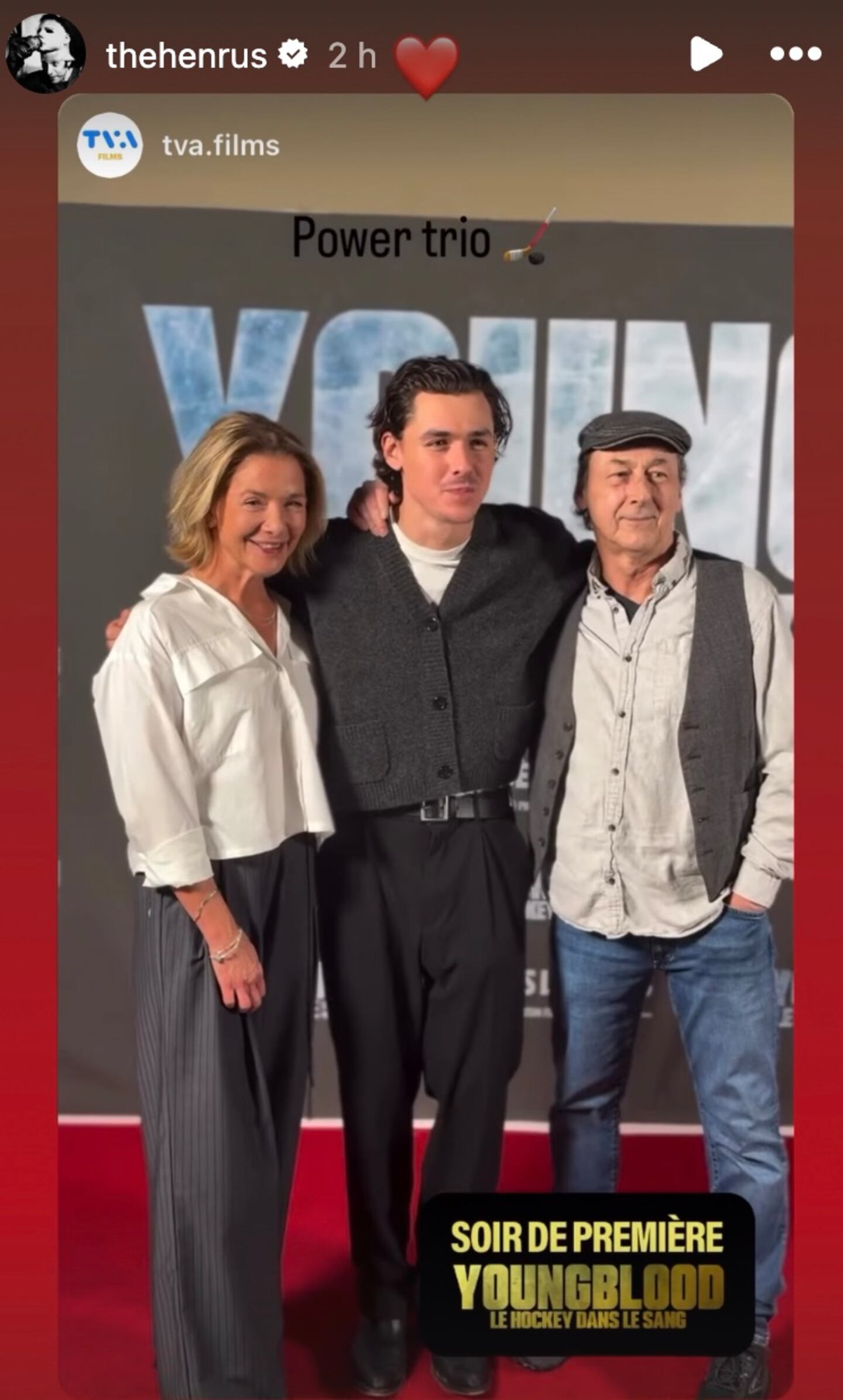 Henri Picard pose avec ses célèbres parents sur le tapis rouge