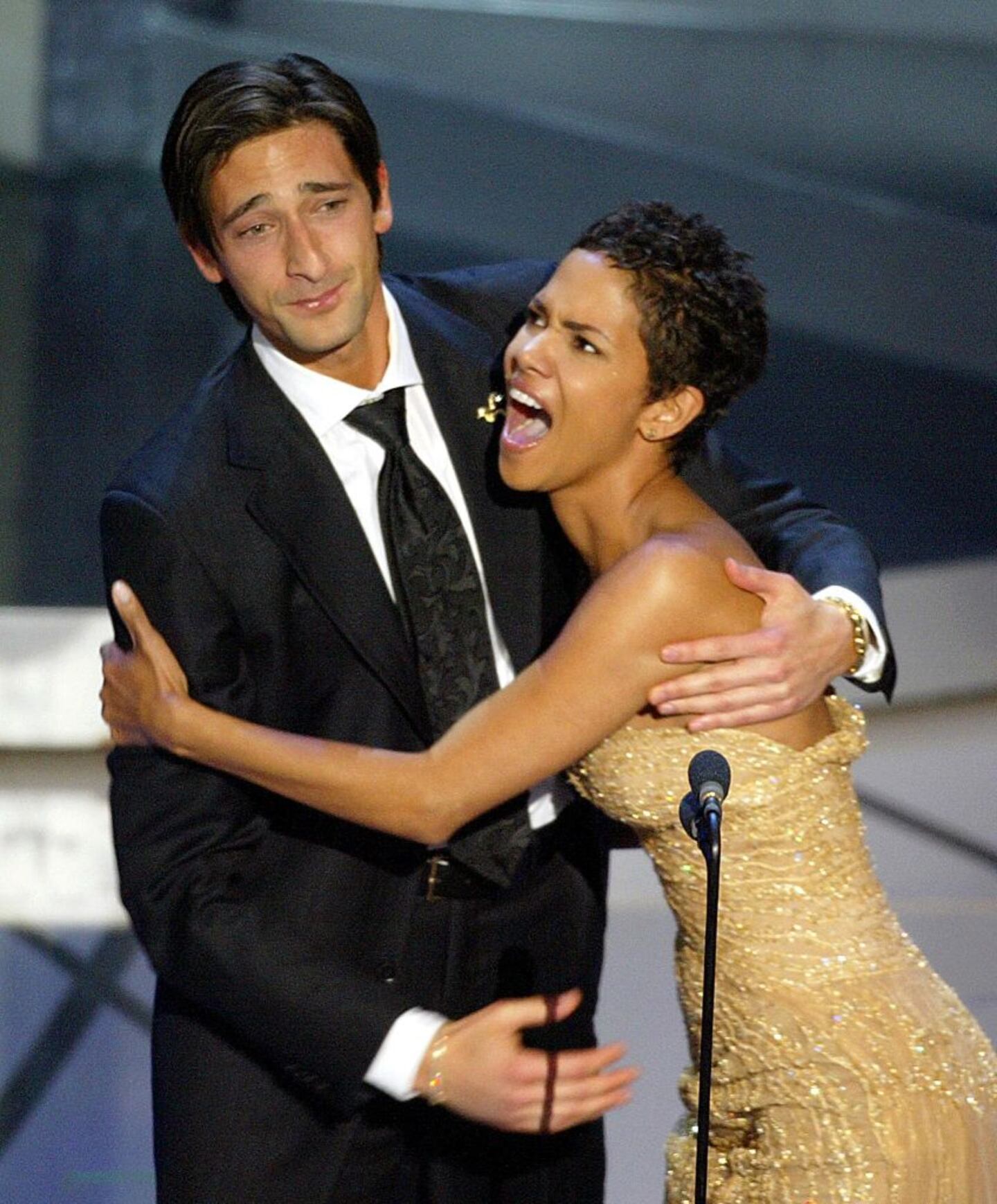 Halle Berry sème l’émoi aux Oscars en embrassant langoureusement Adrien ...