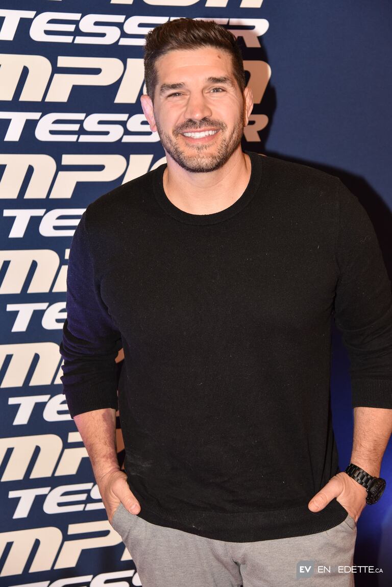 Patrick Côté sur le tapis rouge avec sa fille lors de la première de ...