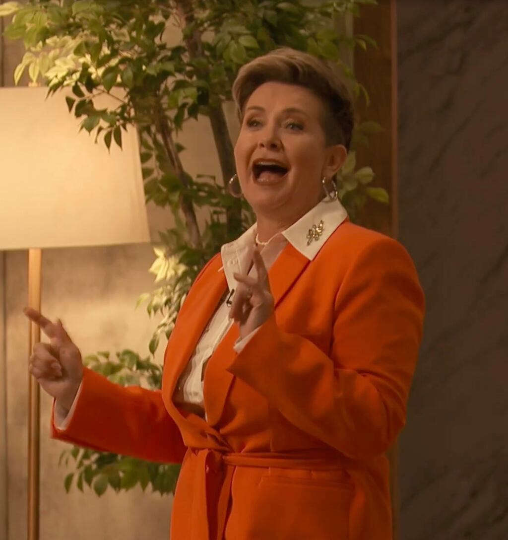 Le tailleur orange fluo de Nathalie Simard: ça passe ou ça casse?