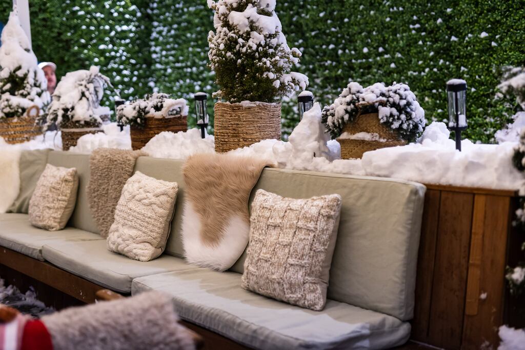 Cette terrasse hivernale de style après-ski revient au centre-ville