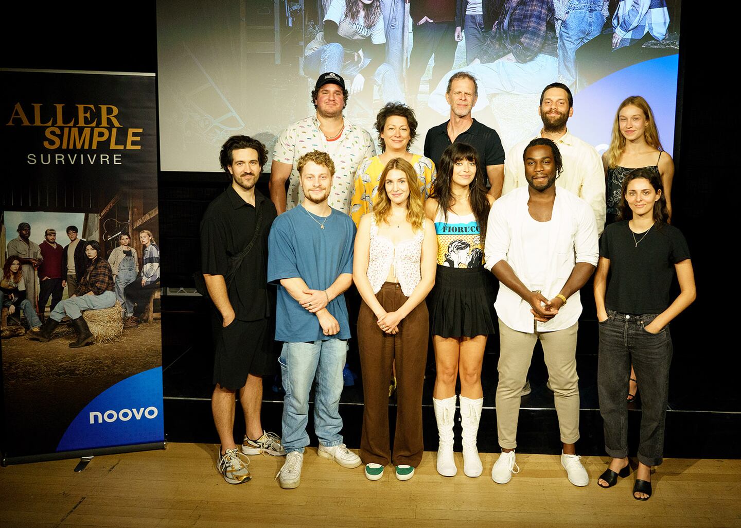 Anick Lemay et Jean-Nicolas Verreault prennent la pose avec les jeunes ...