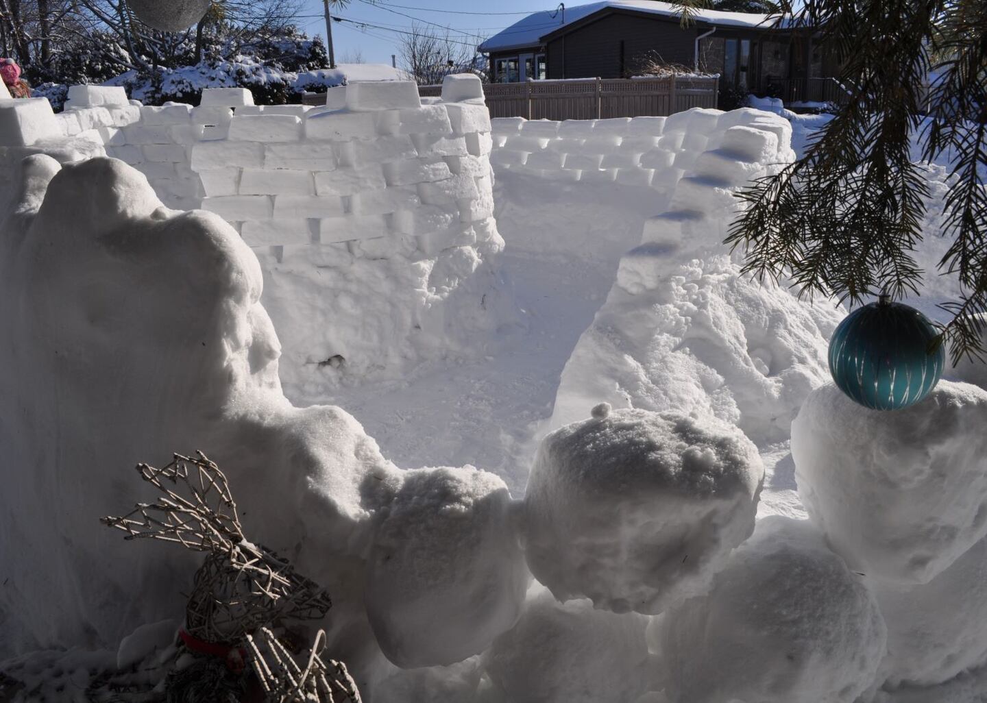 Voici comment construire le plus magnifique des forts de neige
