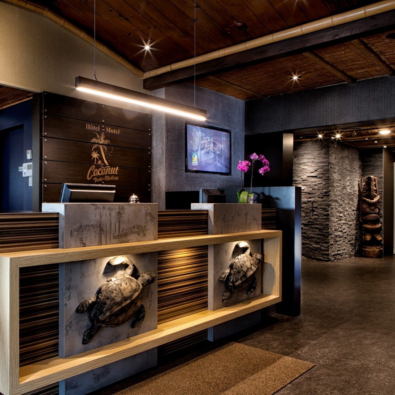 Cet hôtel-motel kitsch promet un séjour exotique mémorable