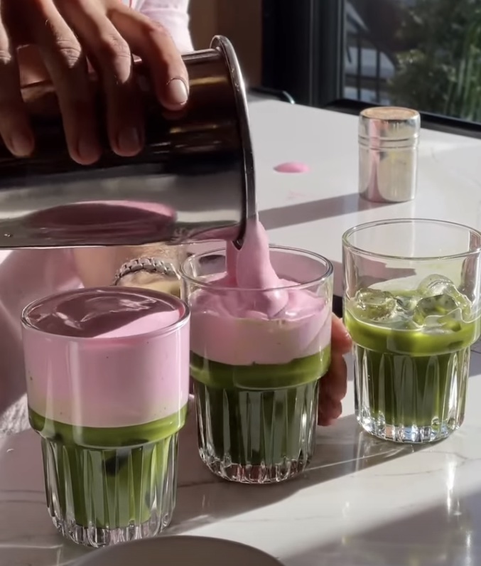 Ces matchas à la mousse rose sèment la folie sur TikTok