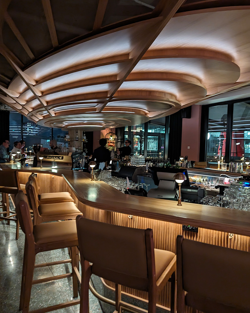 Ce resto-bar parfait pour les soirées de filles transporte à Malibu!