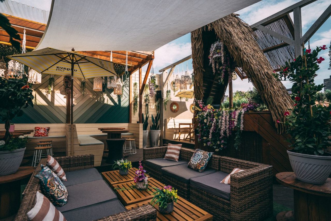 Cette terrasse sur toit aux airs de jungle tropicale rouvre bientôt