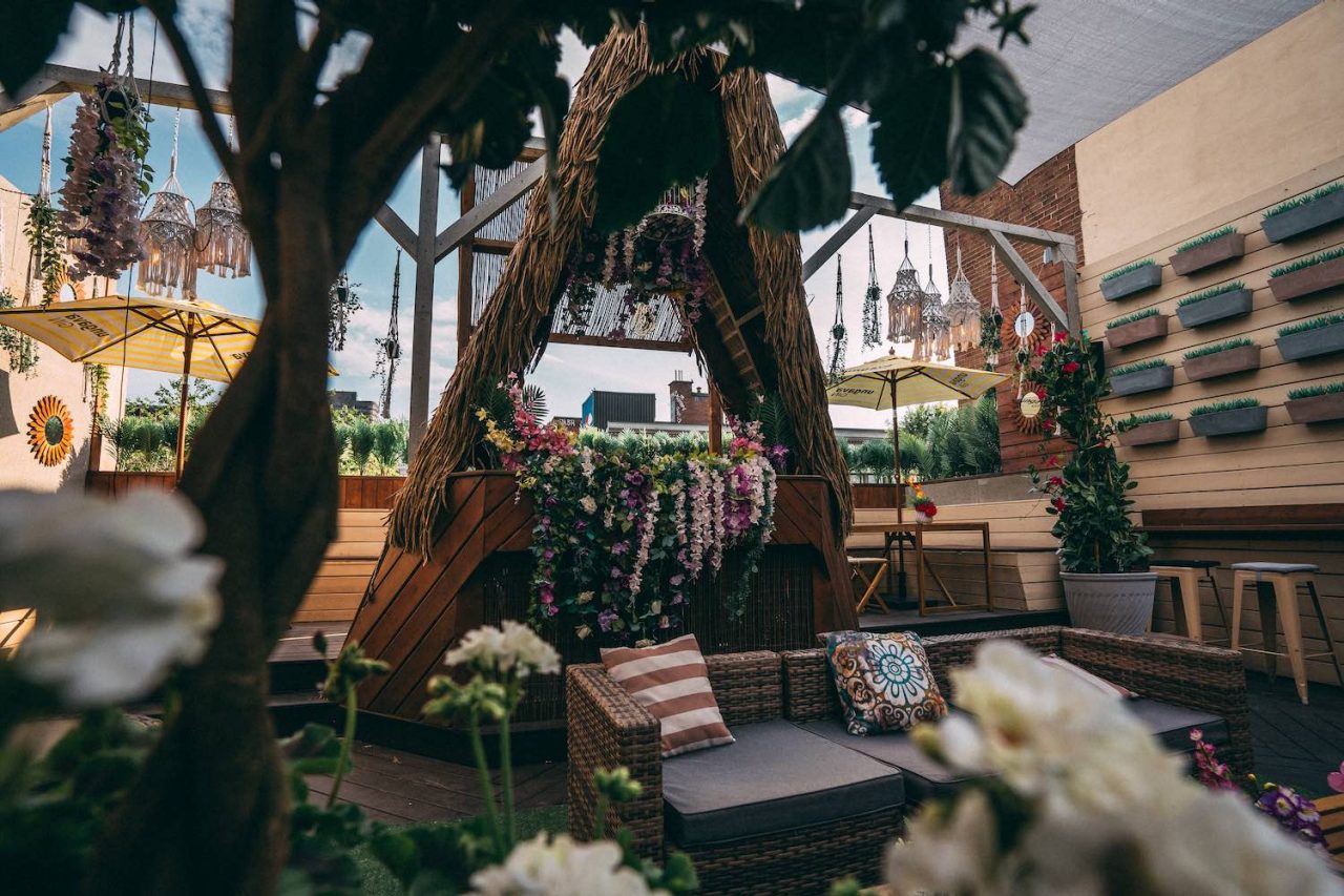 Cette terrasse sur toit aux airs de jungle tropicale rouvre bientôt