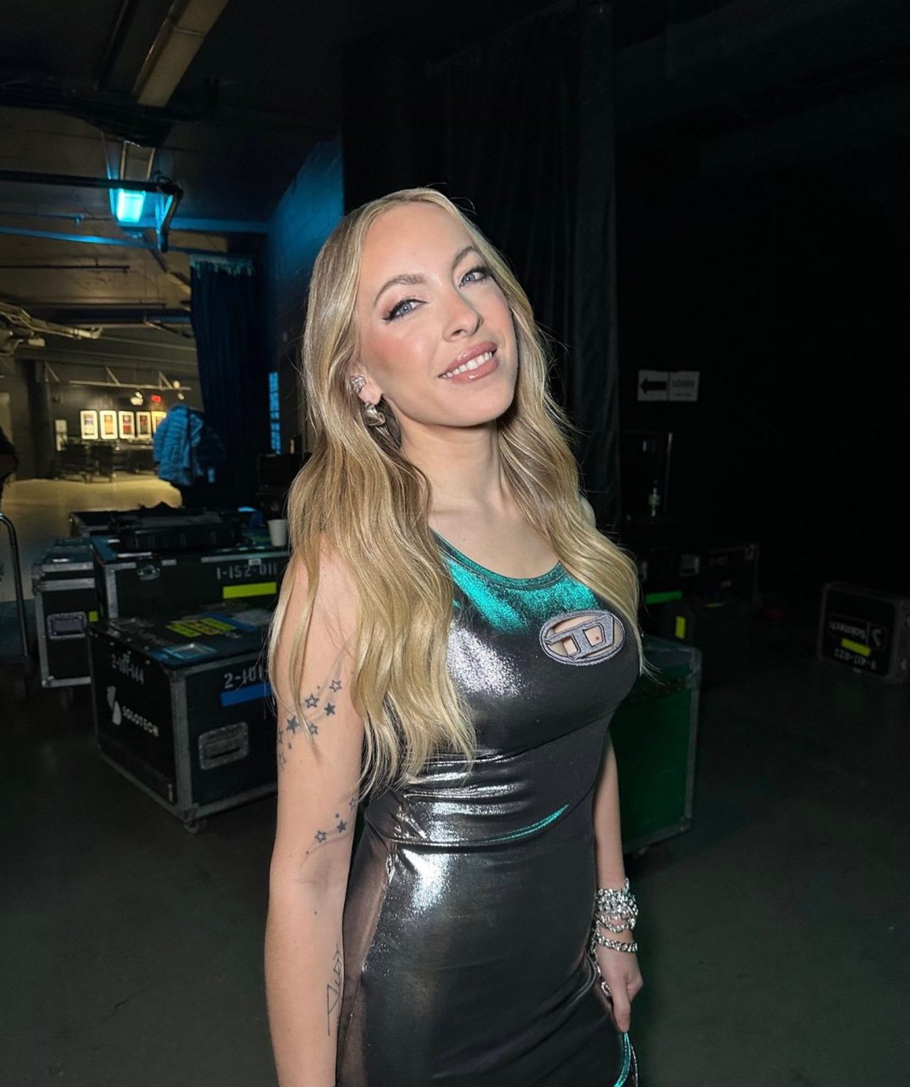 Emily Bégin dévoile sa nouvelle tête dans une robe translucide