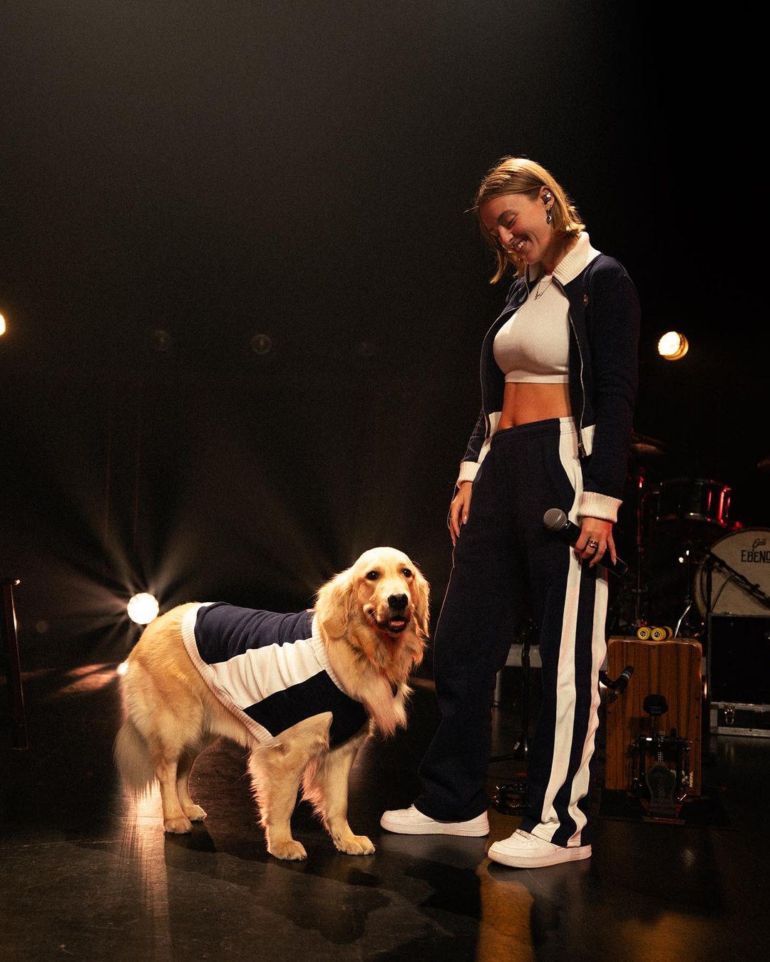 Alicia Moffet et son chien portent des ensembles coordonnés