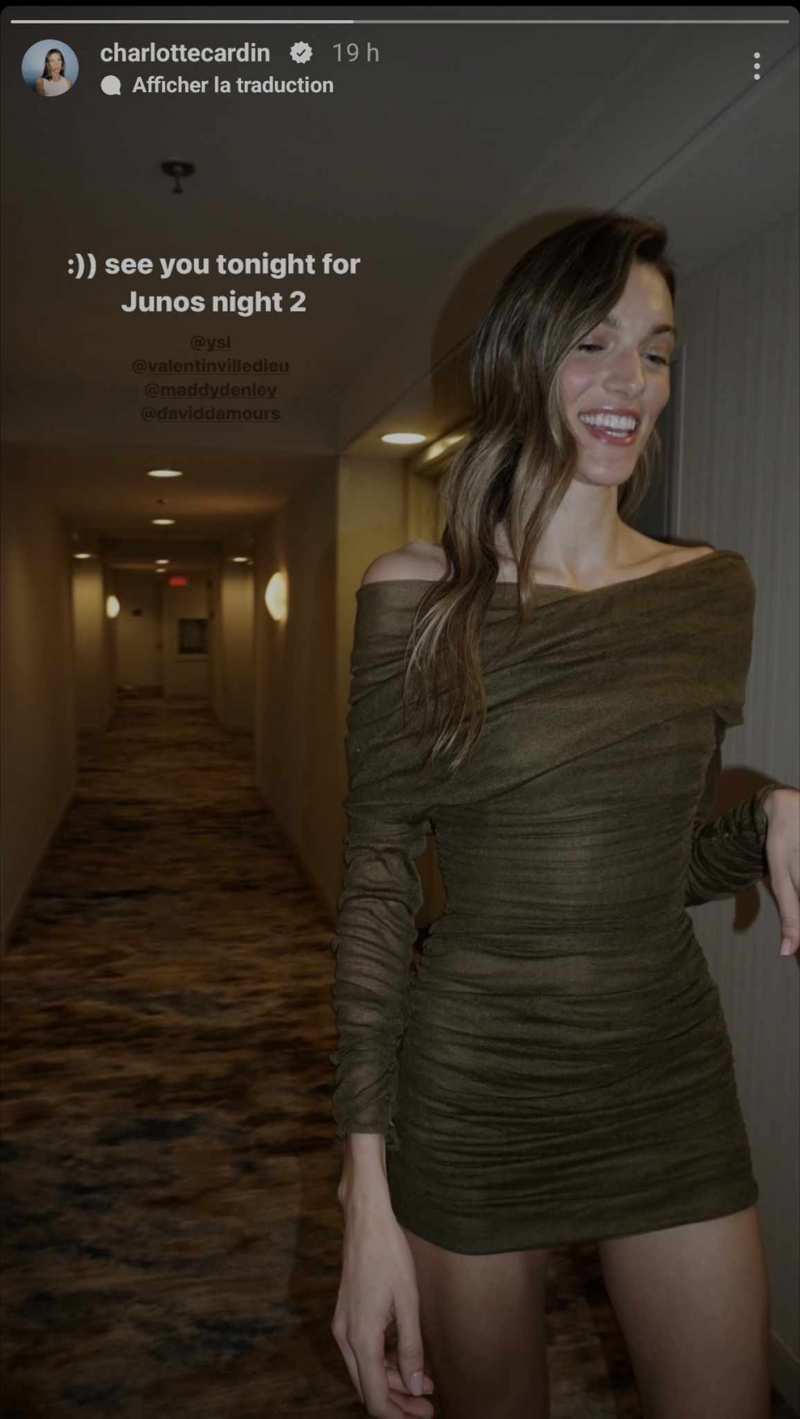 Charlotte Cardin envoûtante dans une minirobe plissée