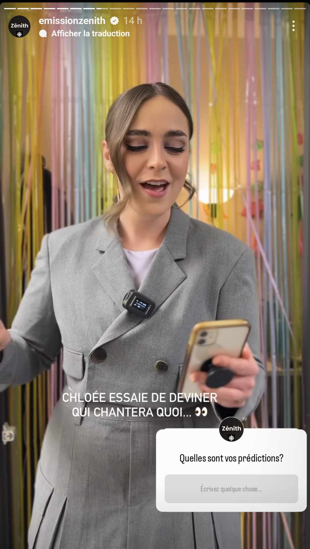 Chloée Deblois captive dans un veston écourté et mini jupe à plis