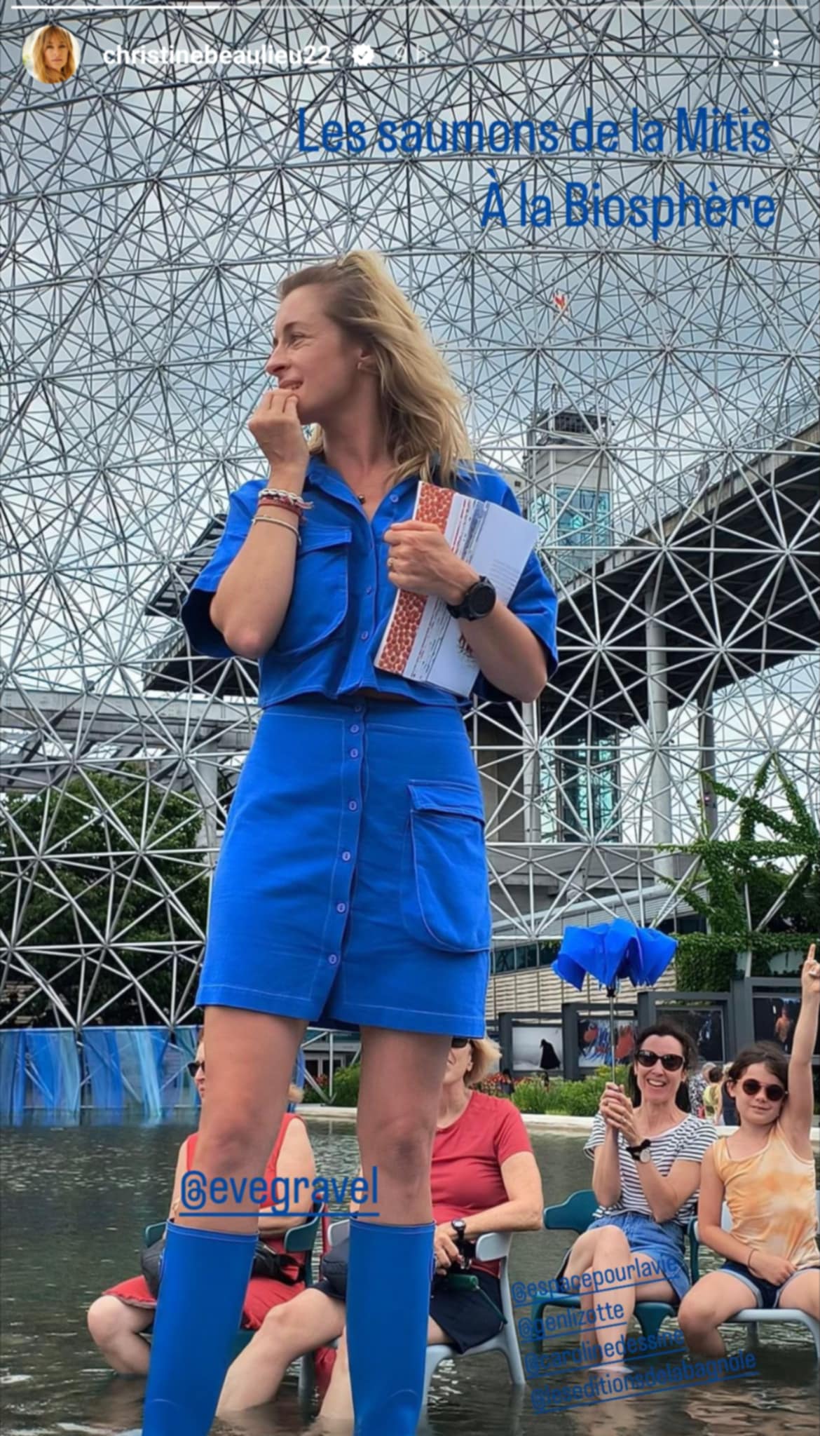 Vêtue de bleu éclatant, Christine Beaulieu est à couper le souffle