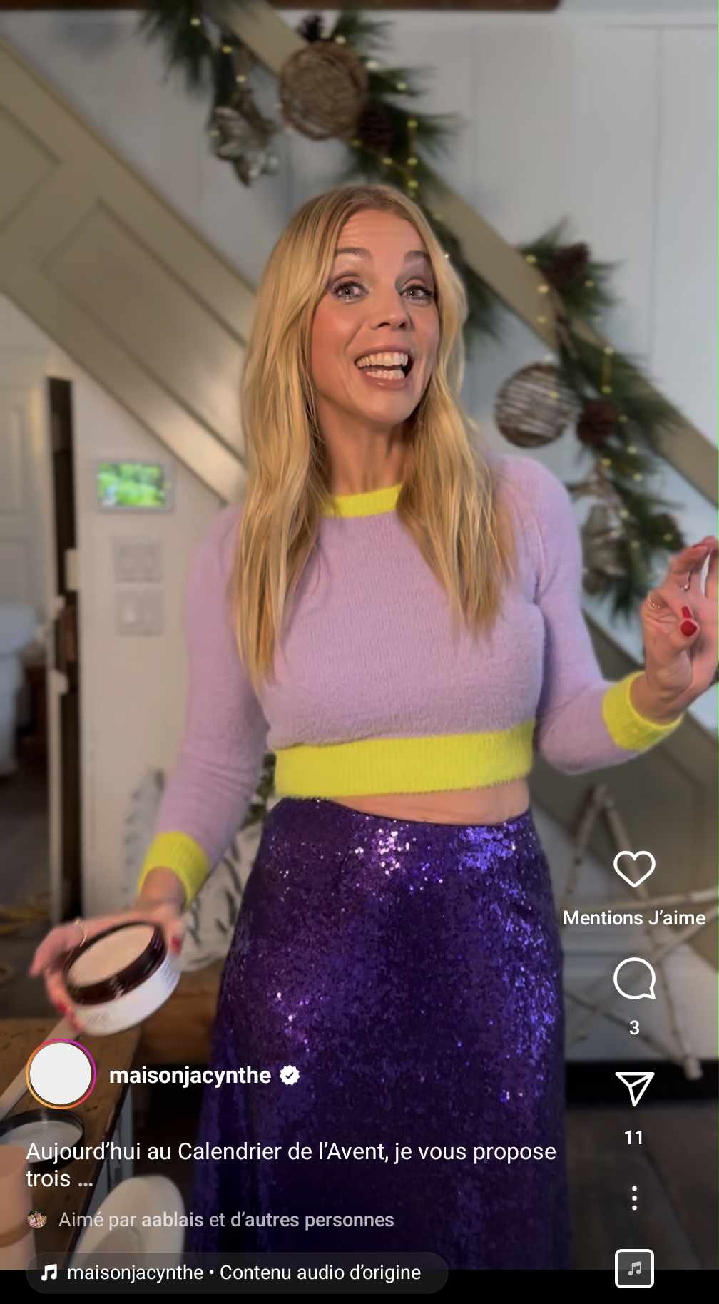 Jacynthe René ensorcelante dans une jupe et crop top violets