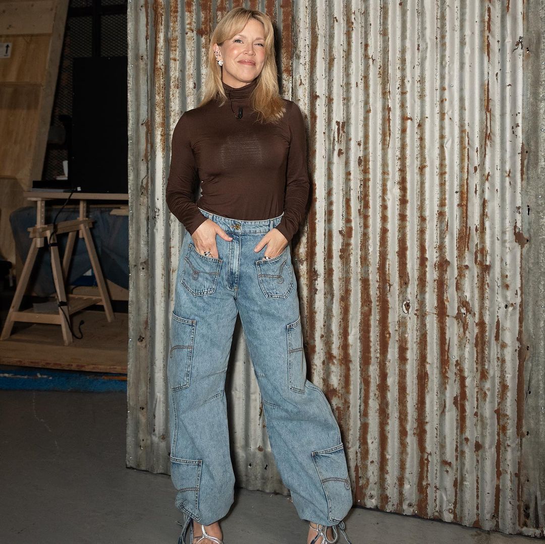 Julie Bélanger adopte à son tour le jean audacieux de l'heure