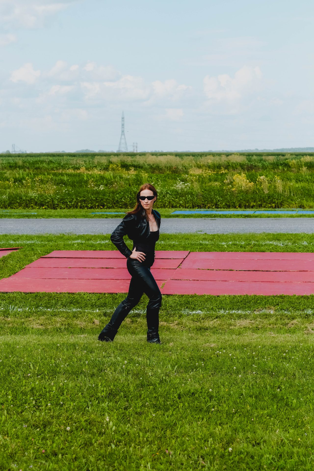Karine Vanasse plus badass que jamais dans ce look 100% cuir