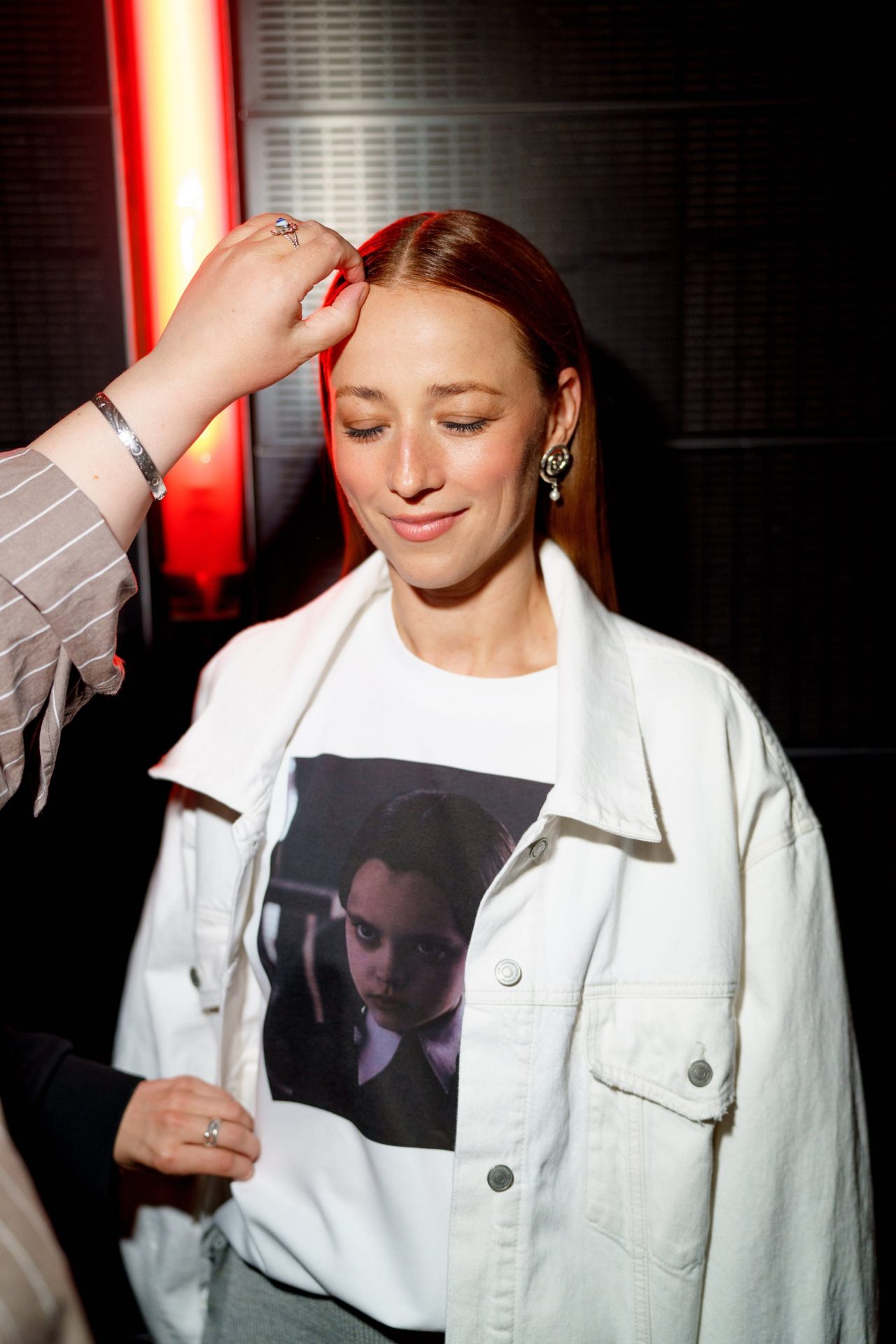 Karine Vanasse top stylée dans une veste ample et jupe lacée