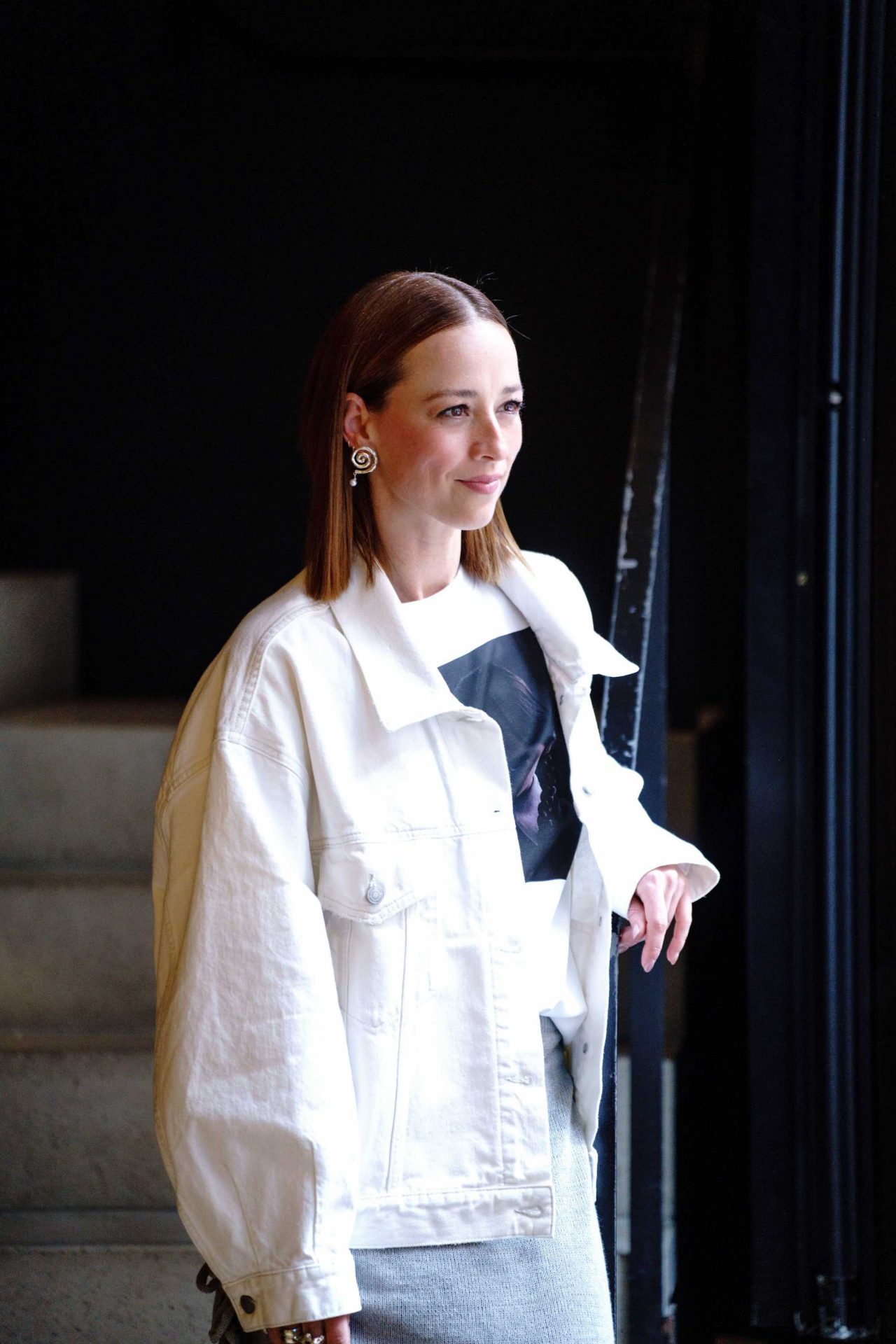 Karine Vanasse top stylée dans une veste ample et jupe lacée