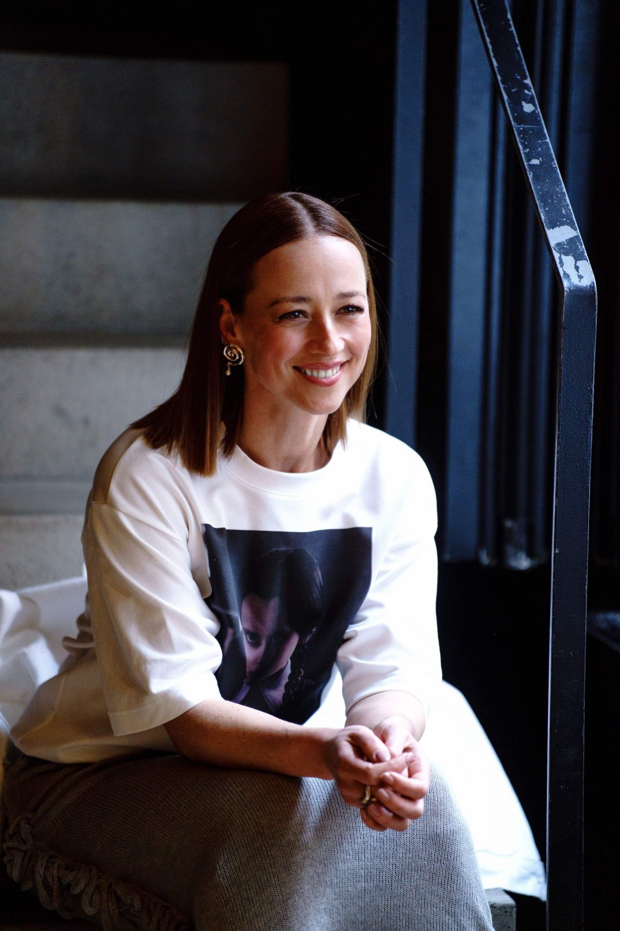 Karine Vanasse top stylée dans une veste ample et jupe lacée