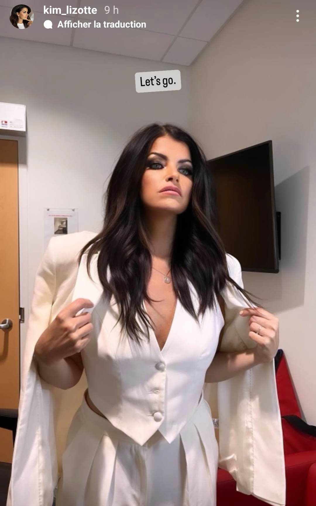 Kim Lizotte fait sensation dans un look monochrome