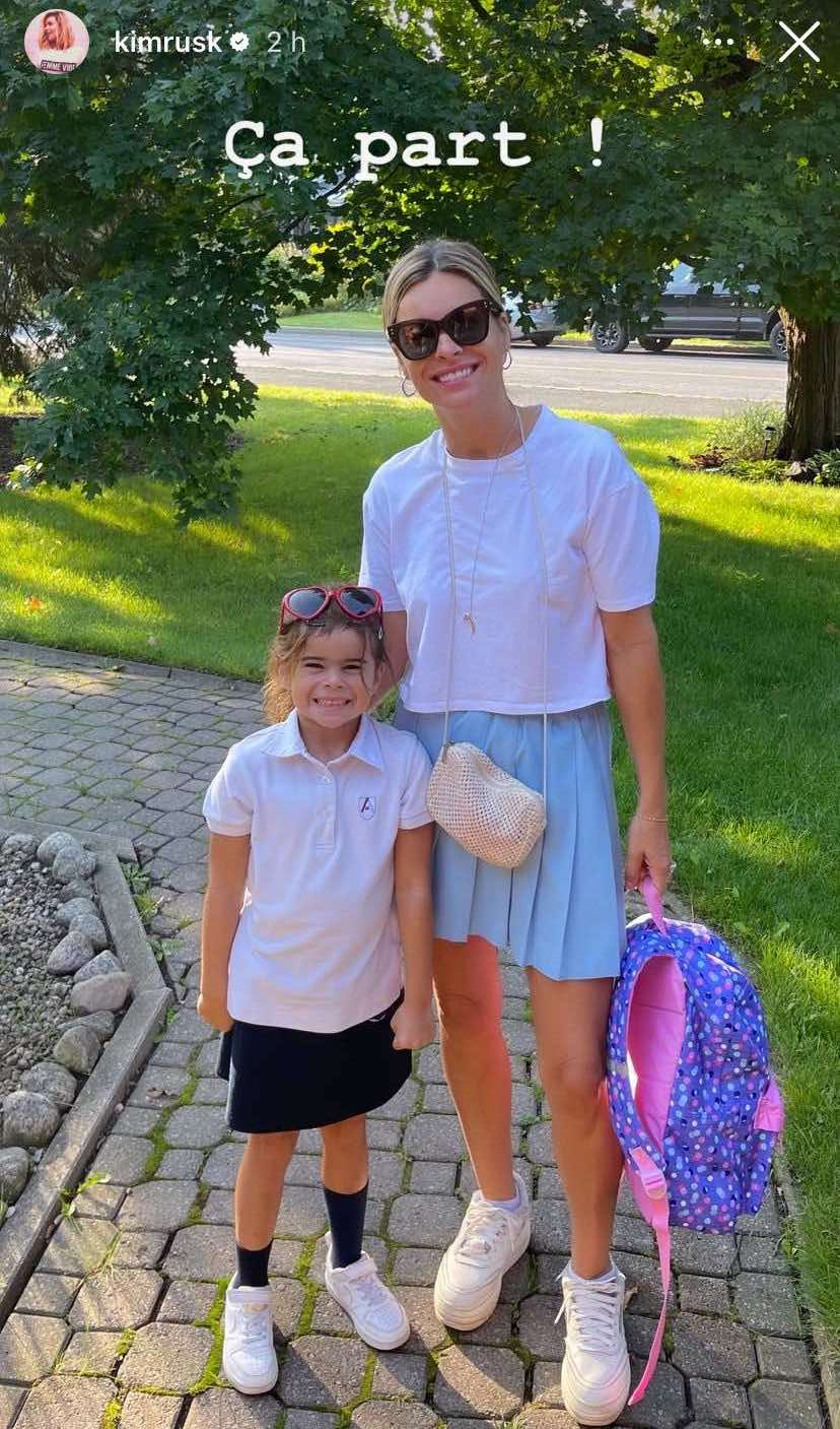 Kim Rusk est la plus stylée des mamans dans ce look tenniscore