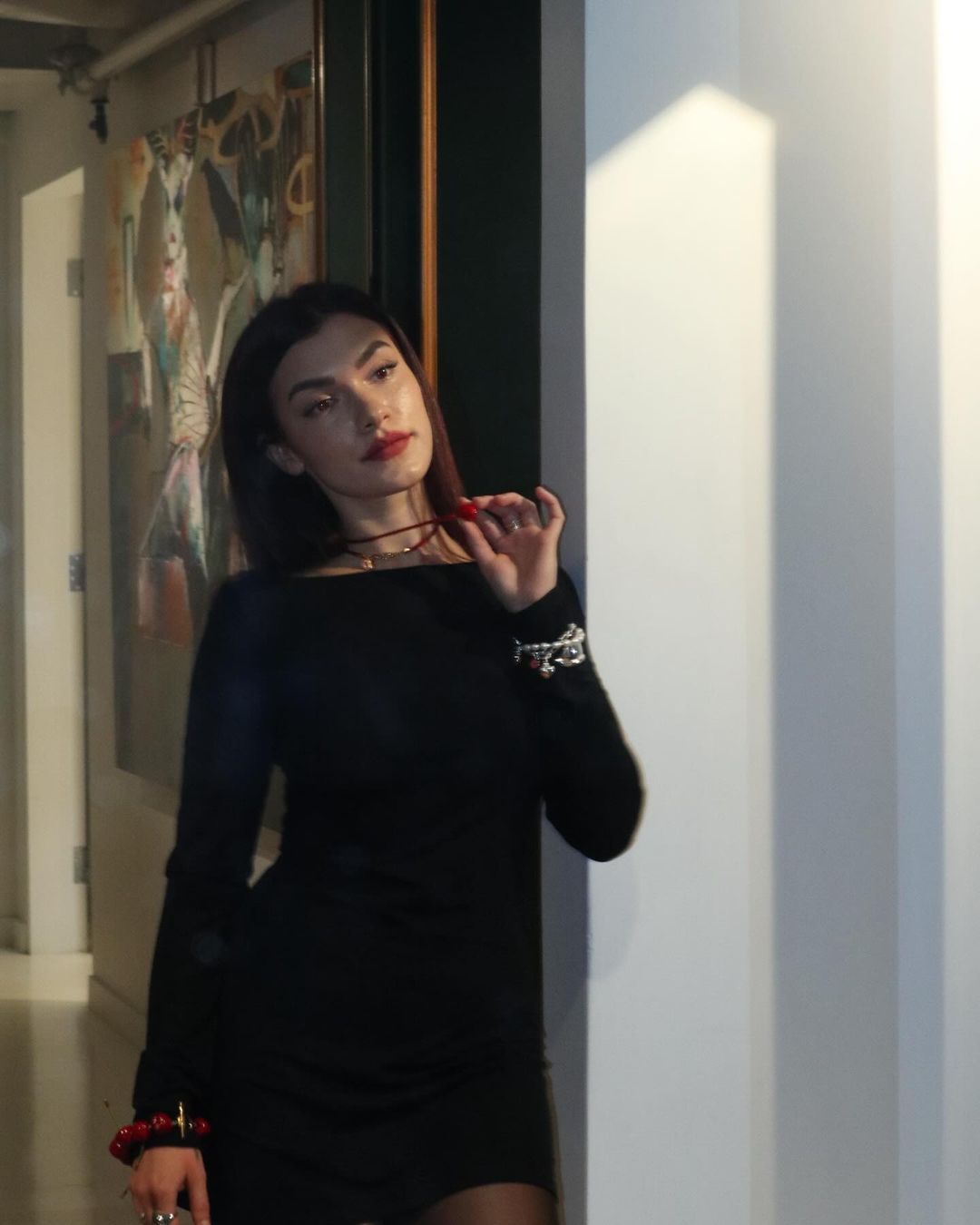 Livia Martin accessoirise une tenue simple à la perfection