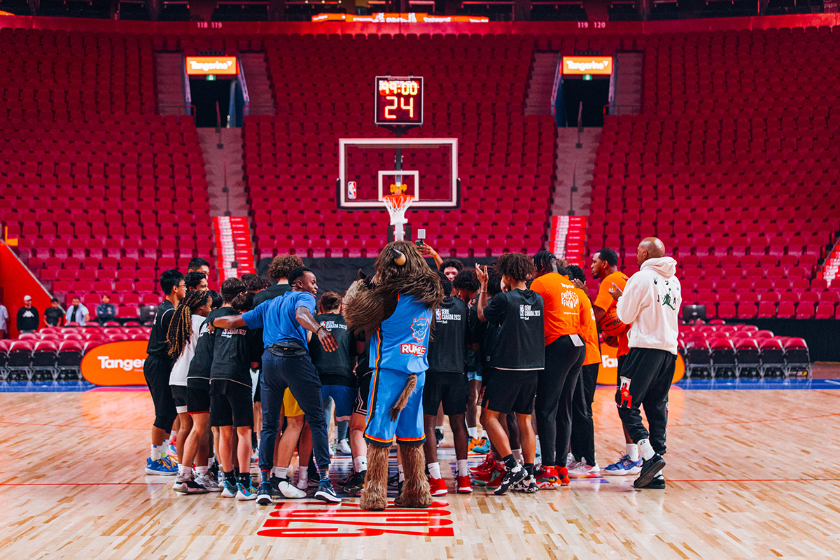 Des jeunes passionnés de basket reçoivent la surprise d'une vie