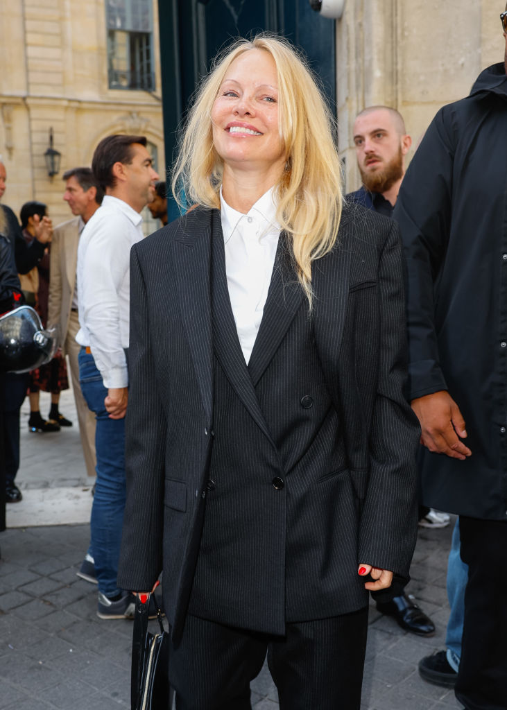 Pamela Anderson sans maquillage à la Fashion Week de Paris